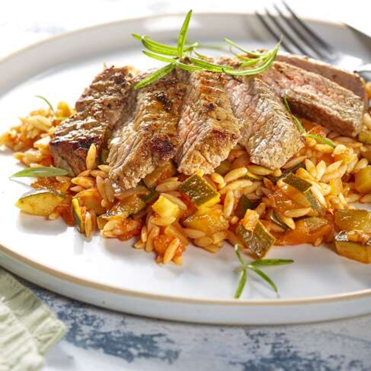 Kalfslapje met griekse rijst tomatensaus en tzatziki